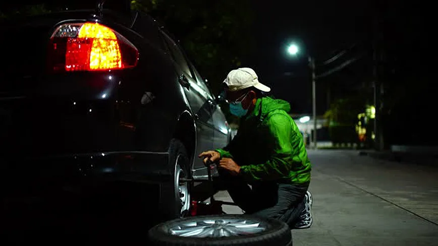 Flat Tire At Night? Stay Safe With These Steps - The Tire Reviews
